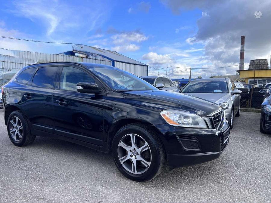 Black Volvo XC60 2012 in Kaunas, with an engine capacity of 2.40 L and mileage of 247 thousand km for 9999 €, photo 4 on AUTOMOTO.COM.LV