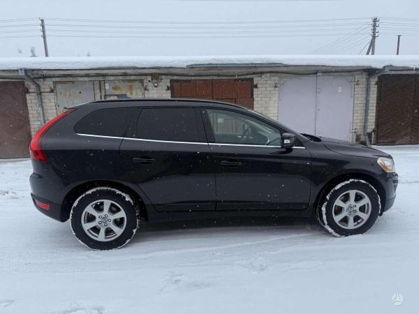 Black Volvo XC60 2012 in Marijampole, with an engine capacity of 2.40 L and mileage of 265 thousand km for 7950 €, photo 5 on AUTOMOTO.COM.LV