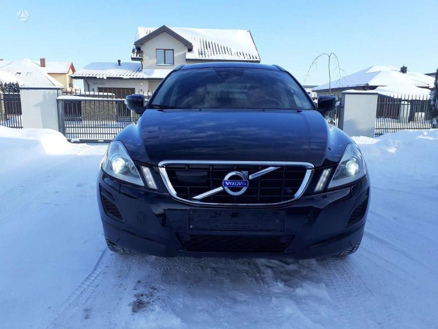 Black Volvo XC60 2012 in Siauliai, with an engine capacity of 2.40 L and mileage of 270 thousand km for 8900 €, photo 2 on AUTOMOTO.COM.LV