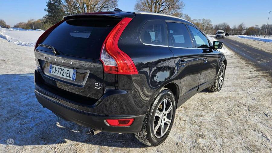 Black Volvo XC60 2012 in Taurage, with an engine capacity of 2.40 L and mileage of 271 thousand km for 8500 €, photo 4 on AUTOMOTO.COM.LV