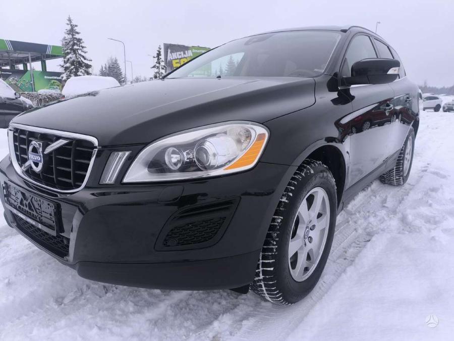 Black Volvo XC60 2012 in Utena, with an engine capacity of 2.40 L and mileage of 317 thousand km for 9650 €, photo 1 on AUTOMOTO.COM.LV