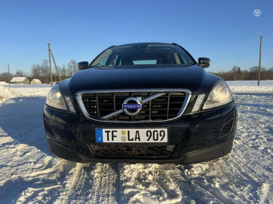 Melns Volvo XC60 2012 Raseiniai, ar dzinēja tilpumu 2.00 L un nobraukumu 246 tūkst. km par 8400 €, foto 1 vietnē AUTOMOTO.COM.LV
