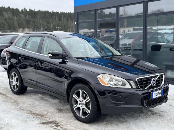 Black Volvo XC60 2012 in Vilnius, with an engine capacity of 2.40 L and mileage of 225 thousand km for 9350 €, photo 2 on AUTOMOTO.COM.LV