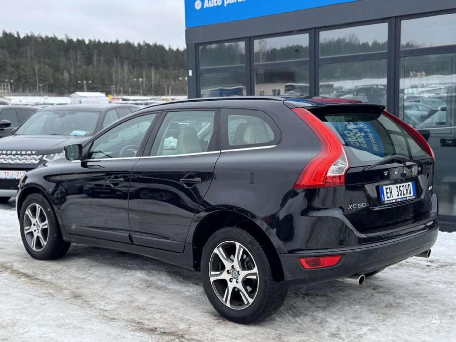 Black Volvo XC60 2012 in Vilnius, with an engine capacity of 2.40 L and mileage of 225 thousand km for 9350 €, photo 3 on AUTOMOTO.COM.LV