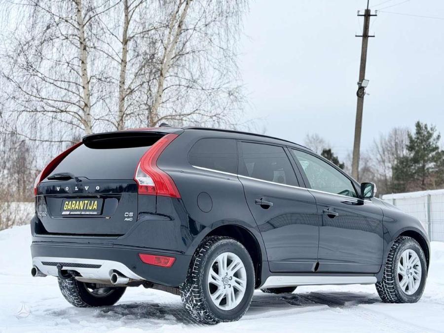 Black Volvo XC60 2012 in Siauliai, with an engine capacity of 2.40 L and mileage of 264 thousand km for 11999 €, photo 4 on AUTOMOTO.COM.LV