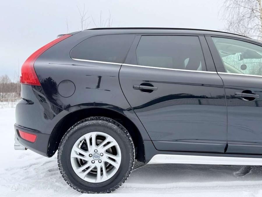 Black Volvo XC60 2012 in Siauliai, with an engine capacity of 2.40 L and mileage of 264 thousand km for 11999 €, photo 9 on AUTOMOTO.COM.LV