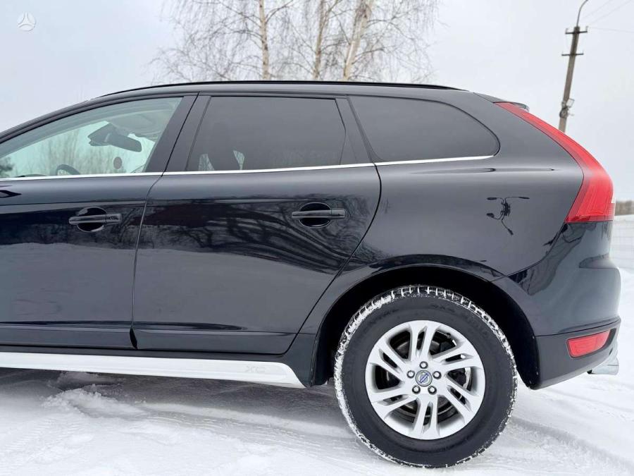 Black Volvo XC60 2012 in Siauliai, with an engine capacity of 2.40 L and mileage of 264 thousand km for 11999 €, photo 12 on AUTOMOTO.COM.LV