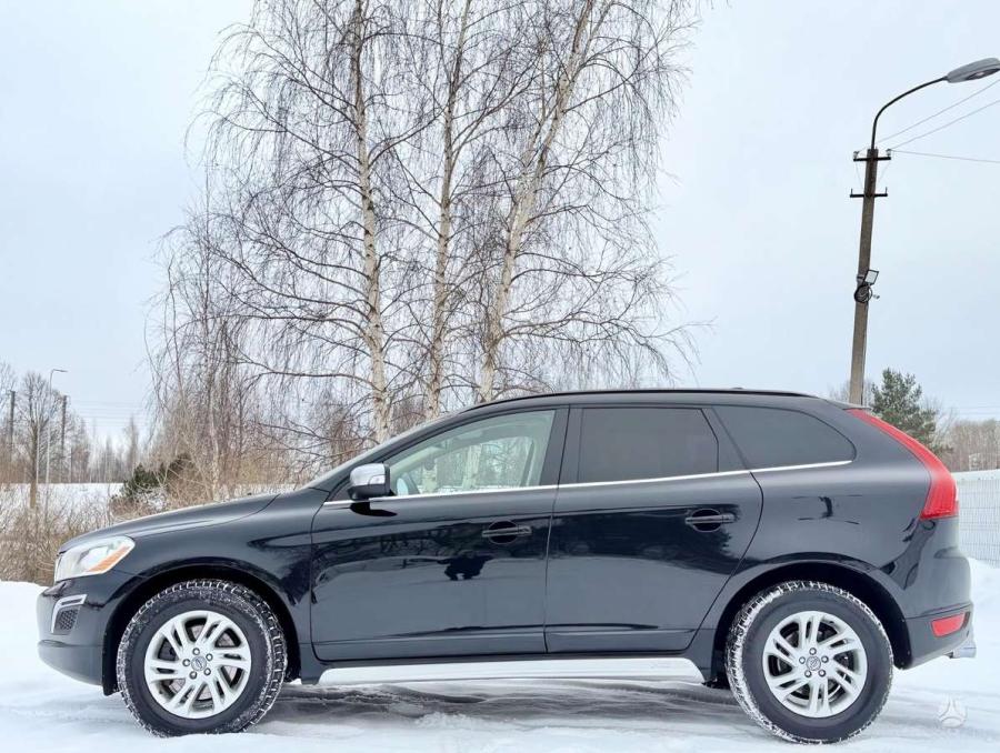 Black Volvo XC60 2012 in Siauliai, with an engine capacity of 2.40 L and mileage of 264 thousand km for 11999 €, photo 13 on AUTOMOTO.COM.LV