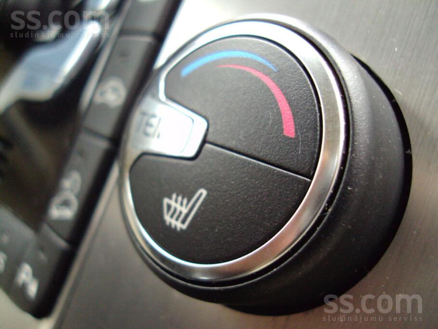 Black Volvo XC60 2012 in Riga, with an engine capacity of 2.40 L and mileage of 185 thousand km for 13000 €, photo 10 on AUTOMOTO.COM.LV