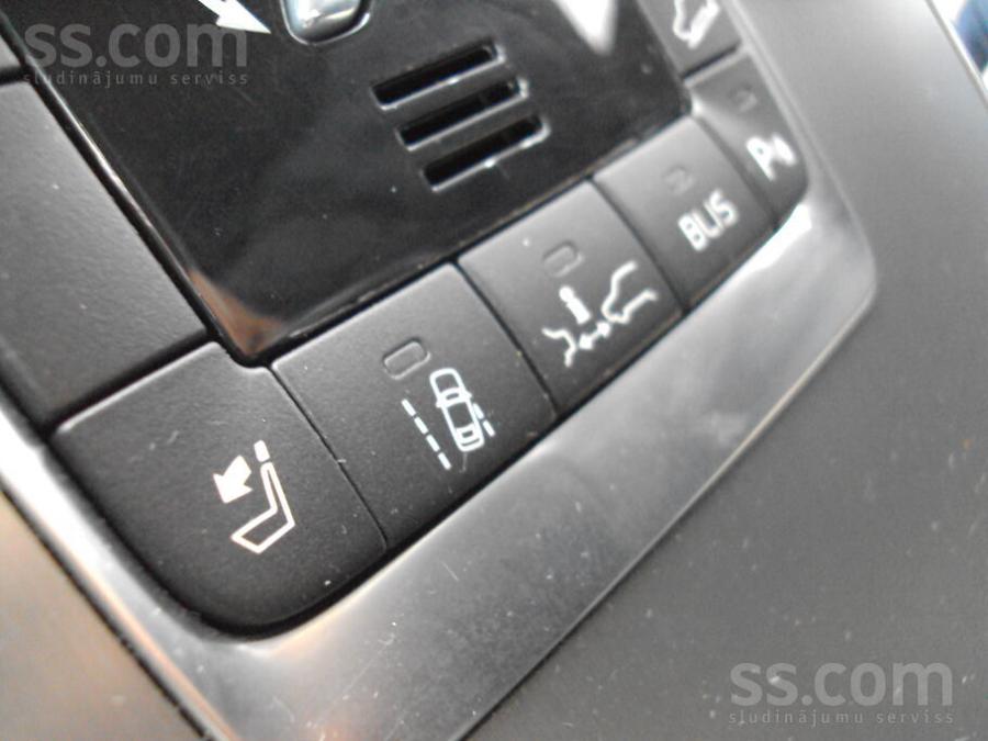 Black Volvo XC60 2012 in Riga, with an engine capacity of 2.40 L and mileage of 185 thousand km for 13000 €, photo 11 on AUTOMOTO.COM.LV