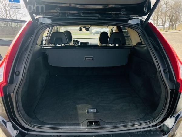 Black Volvo XC60 2012 in Daugavpils, with an engine capacity of 2.40 L and mileage of 272 thousand km for 9950 €, photo 8 on AUTOMOTO.COM.LV