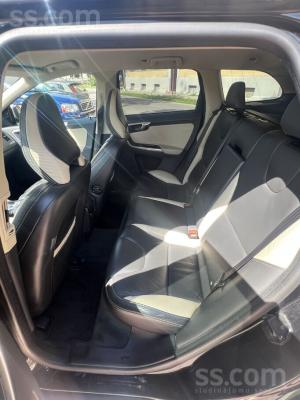 Melns Volvo XC60 2012 Daugavpils, ar dzinēja tilpumu 2.40 L un nobraukumu 272 tūkst. km par 9500 €, foto 9 vietnē AUTOMOTO.COM.LV