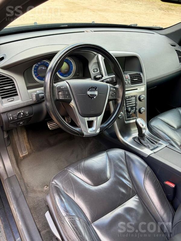 Melns Volvo XC60 2012 Jelgava, ar dzinēja tilpumu 2.00 L un nobraukumu 255 tūkst. km par 8350 €, foto 5 vietnē AUTOMOTO.COM.LV