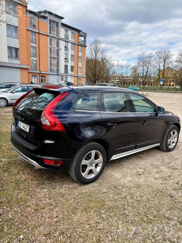 Black Volvo XC60 2012 in Jelgava, with an engine capacity of 2.00 L and mileage of 255 thousand km for 8350 €, photo 3 on AUTOMOTO.COM.LV