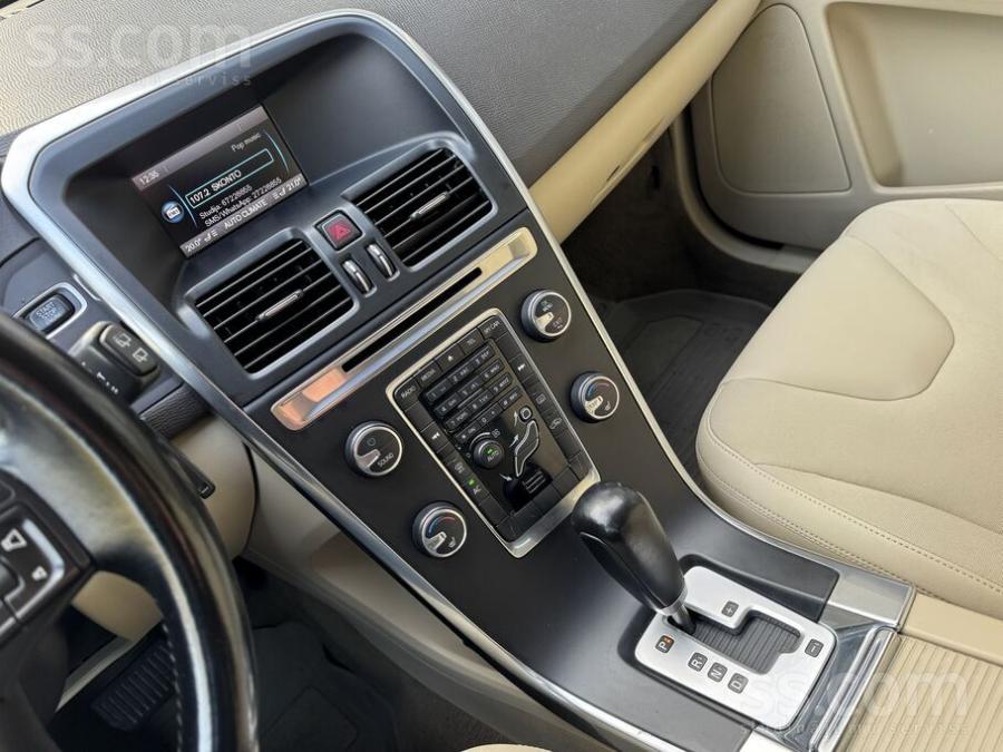 Melns Volvo XC60 2012 Rīga, ar dzinēja tilpumu 2.00 L un nobraukumu 271 tūkst. km par 8500 €, foto 24 vietnē AUTOMOTO.COM.LV