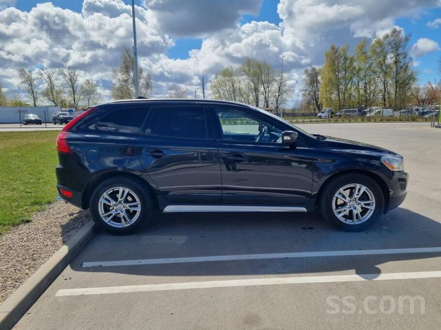 Black Volvo XC60 2012 in Riga, with an engine capacity of 2.40 L and mileage of 380 thousand km for 7000 €, photo 4 on AUTOMOTO.COM.LV