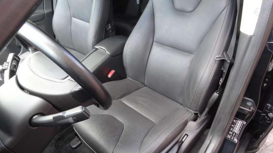 Melns Volvo XC60 2012 Joniškis, ar dzinēja tilpumu 1.98 L un nobraukumu 265 tūkst. km par 8499 €, foto 31 vietnē AUTOMOTO.COM.LV