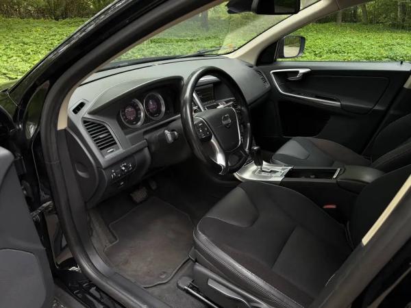 Black Volvo XC60 2012 in Riga, with an engine capacity of 2.40 L and mileage of 247 thousand km for 7990 €, photo 9 on AUTOMOTO.COM.LV
