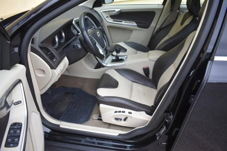 Melns Volvo XC60 2012 Talsi, ar dzinēja tilpumu 2.40 L un nobraukumu 344 tūkst. km par 7900 €, foto 7 vietnē AUTOMOTO.COM.LV