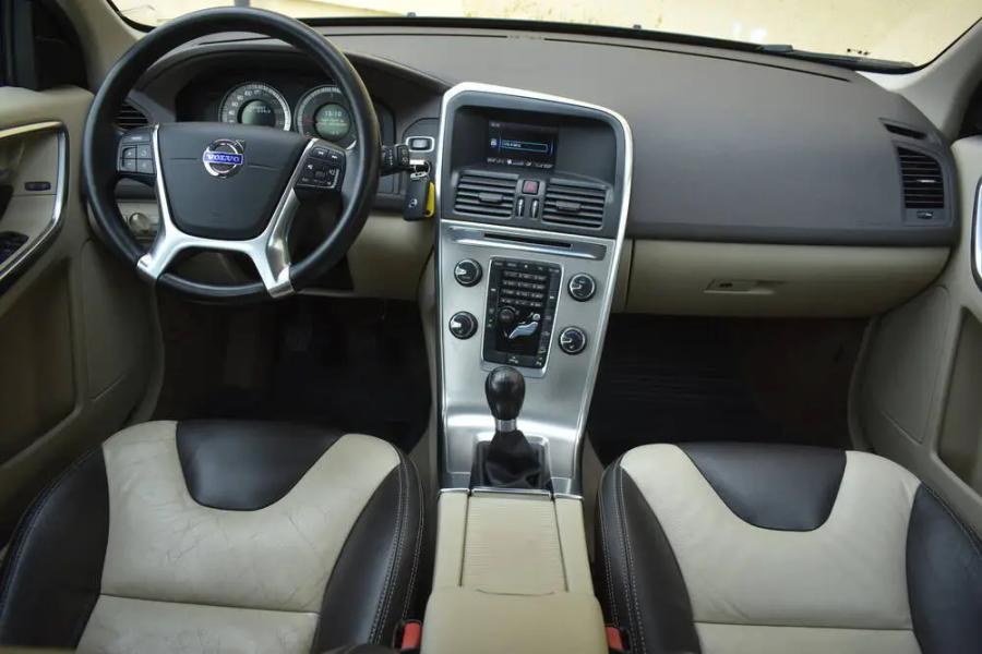 Melns Volvo XC60 2012 Talsi, ar dzinēja tilpumu 2.40 L un nobraukumu 344 tūkst. km par 7900 €, foto 8 vietnē AUTOMOTO.COM.LV