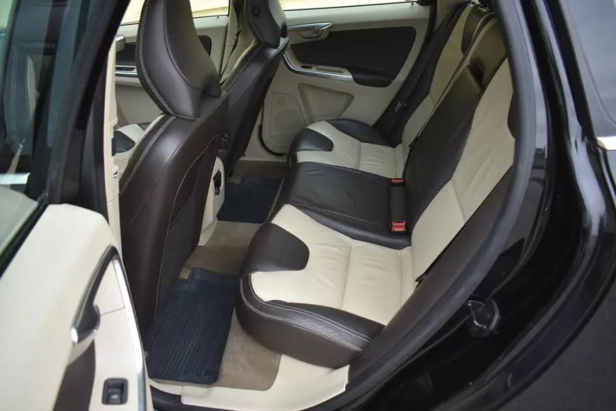 Melns Volvo XC60 2012 Talsi, ar dzinēja tilpumu 2.40 L un nobraukumu 344 tūkst. km par 7900 €, foto 9 vietnē AUTOMOTO.COM.LV