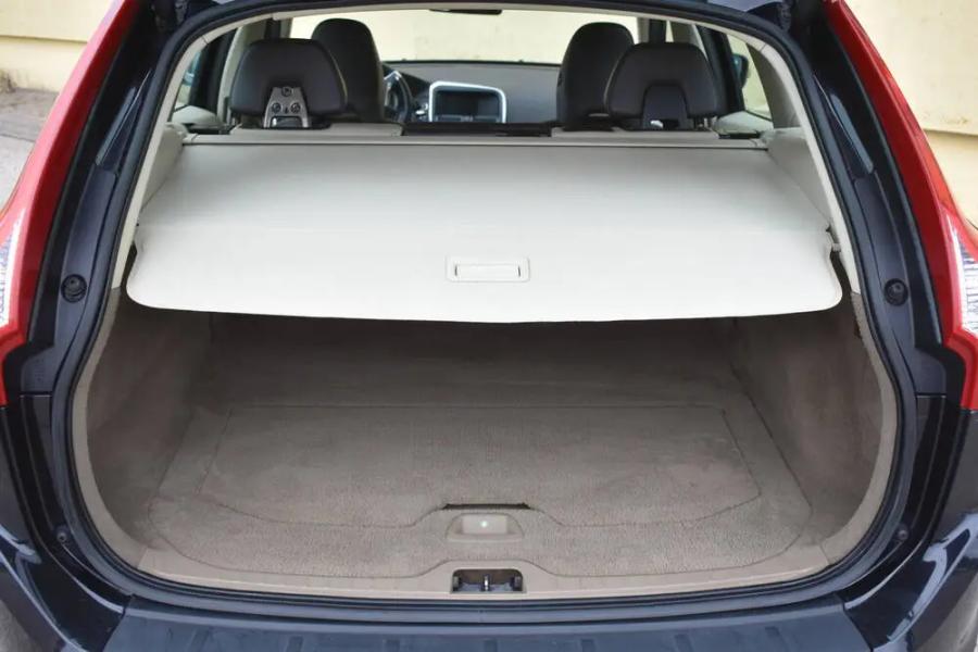 Melns Volvo XC60 2012 Talsi, ar dzinēja tilpumu 2.40 L un nobraukumu 344 tūkst. km par 7900 €, foto 10 vietnē AUTOMOTO.COM.LV