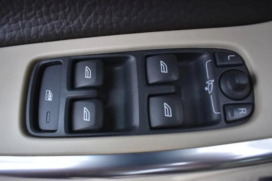 Melns Volvo XC60 2012 Talsi, ar dzinēja tilpumu 2.40 L un nobraukumu 344 tūkst. km par 7900 €, foto 13 vietnē AUTOMOTO.COM.LV