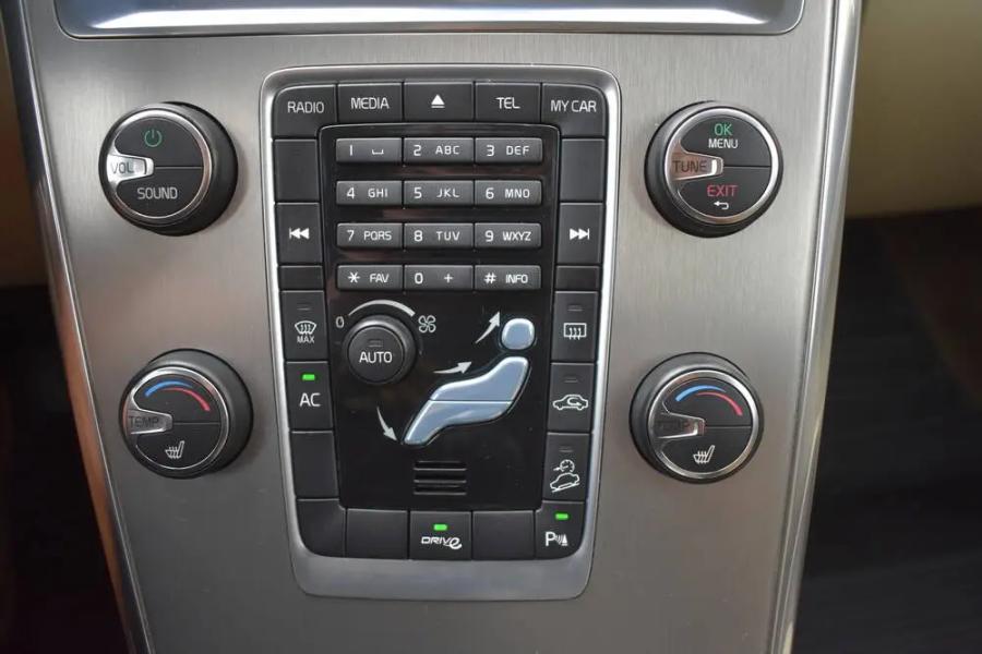 Melns Volvo XC60 2012 Talsi, ar dzinēja tilpumu 2.40 L un nobraukumu 344 tūkst. km par 7900 €, foto 17 vietnē AUTOMOTO.COM.LV