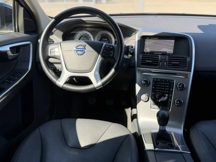 Melns Volvo XC60 2012 Rīga, ar dzinēja tilpumu 2.00 L un nobraukumu 344 tūkst. km par 8700 €, foto 5 vietnē AUTOMOTO.COM.LV