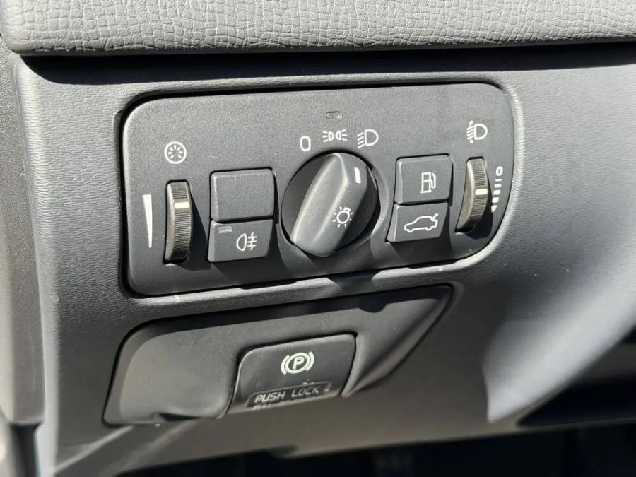 Melns Volvo XC60 2012 Rīga, ar dzinēja tilpumu 2.00 L un nobraukumu 344 tūkst. km par 8700 €, foto 6 vietnē AUTOMOTO.COM.LV
