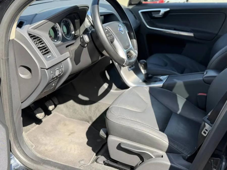 Melns Volvo XC60 2012 Rīga, ar dzinēja tilpumu 2.00 L un nobraukumu 344 tūkst. km par 8700 €, foto 8 vietnē AUTOMOTO.COM.LV
