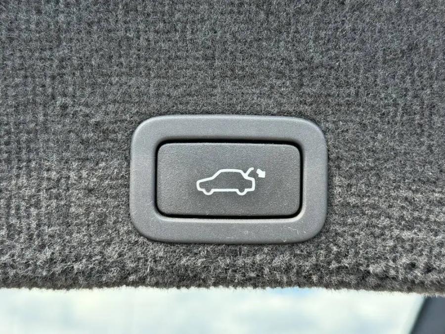 Melns Volvo XC60 2012 Rīga, ar dzinēja tilpumu 2.00 L un nobraukumu 344 tūkst. km par 8700 €, foto 17 vietnē AUTOMOTO.COM.LV