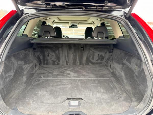 Melns Volvo XC60 2012 Rīga, ar dzinēja tilpumu 2.40 L un nobraukumu 279 tūkst. km par 11495 €, foto 6 vietnē AUTOMOTO.COM.LV