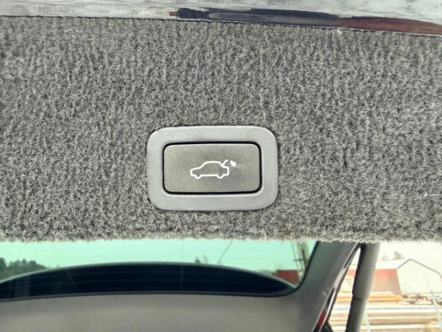 Melns Volvo XC60 2012 Rīga, ar dzinēja tilpumu 2.40 L un nobraukumu 279 tūkst. km par 11495 €, foto 5 vietnē AUTOMOTO.COM.LV