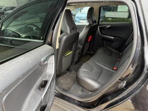 Melns Volvo XC60 2012 Rīga, ar dzinēja tilpumu 2.40 L un nobraukumu 279 tūkst. km par 11495 €, foto 12 vietnē AUTOMOTO.COM.LV