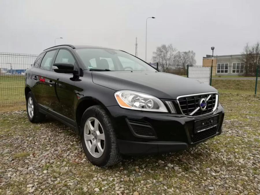 Black Volvo XC60 2012 in Saldus, with an engine capacity of 2.00 L and mileage of 268 thousand km for 9700 €, photo 4 on AUTOMOTO.COM.LV