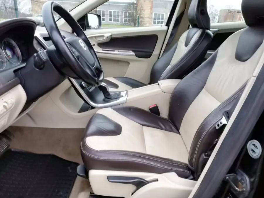 Black Volvo XC60 2012 in Saldus, with an engine capacity of 2.00 L and mileage of 268 thousand km for 9700 €, photo 6 on AUTOMOTO.COM.LV