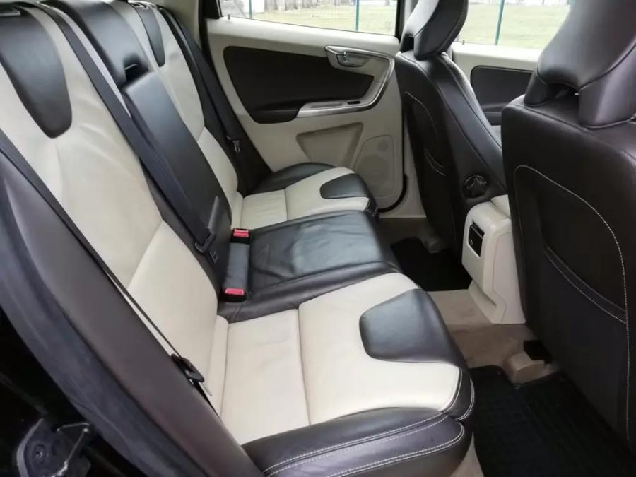 Black Volvo XC60 2012 in Saldus, with an engine capacity of 2.00 L and mileage of 268 thousand km for 9700 €, photo 8 on AUTOMOTO.COM.LV