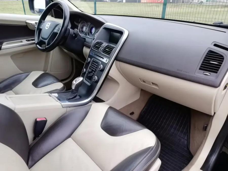 Black Volvo XC60 2012 in Saldus, with an engine capacity of 2.00 L and mileage of 268 thousand km for 9700 €, photo 9 on AUTOMOTO.COM.LV