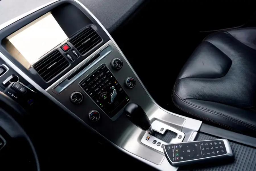 Melns Volvo XC60 2012 Rīga, ar dzinēja tilpumu 2.00 L un nobraukumu 227 tūkst. km par 9400 €, foto 14 vietnē AUTOMOTO.COM.LV