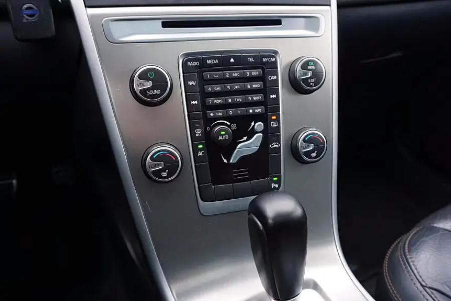 Melns Volvo XC60 2012 Rīga, ar dzinēja tilpumu 2.00 L un nobraukumu 227 tūkst. km par 9400 €, foto 15 vietnē AUTOMOTO.COM.LV