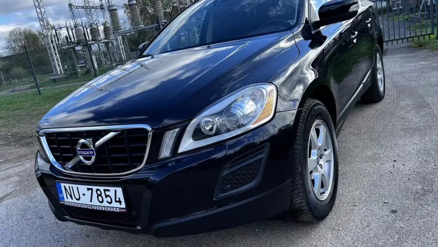 Black Volvo XC60 2012 in Riga, with an engine capacity of 2.00 L and mileage of 210 thousand km for 10800 €, photo 4 on AUTOMOTO.COM.LV