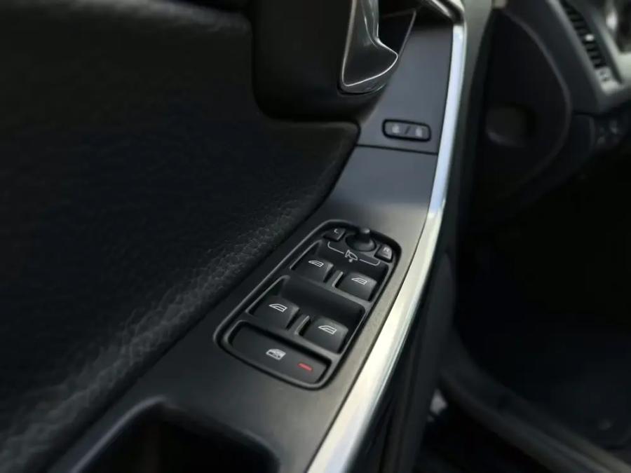 Black Volvo XC60 2012 in Riga, with an engine capacity of 2.00 L and mileage of 210 thousand km for 10800 €, photo 12 on AUTOMOTO.COM.LV