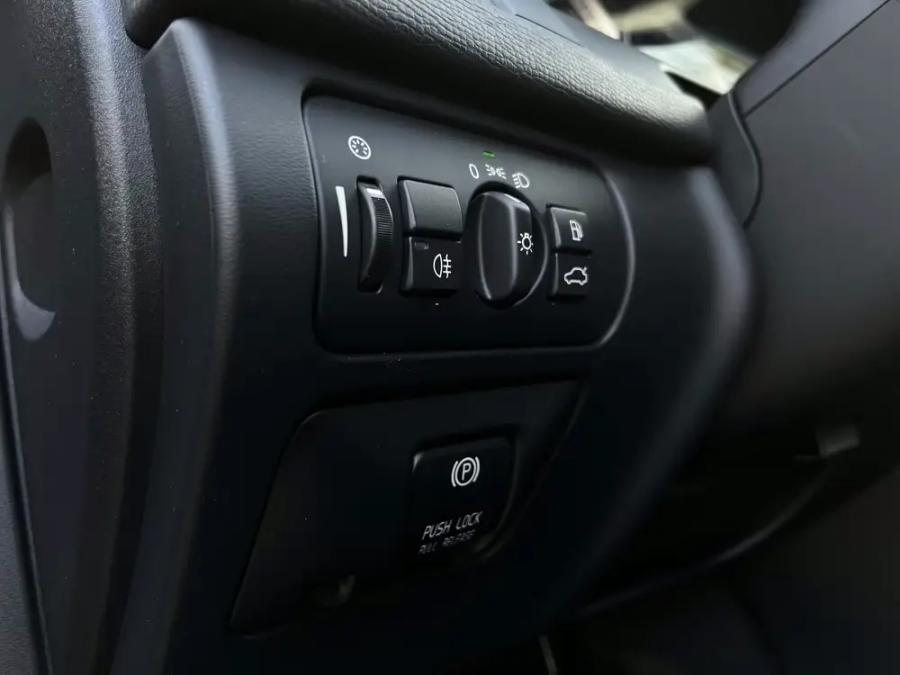 Black Volvo XC60 2012 in Riga, with an engine capacity of 2.00 L and mileage of 210 thousand km for 10800 €, photo 13 on AUTOMOTO.COM.LV