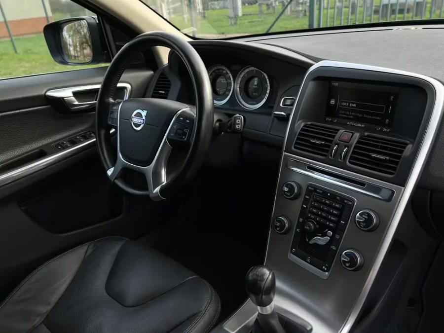 Black Volvo XC60 2012 in Riga, with an engine capacity of 2.00 L and mileage of 210 thousand km for 10800 €, photo 16 on AUTOMOTO.COM.LV