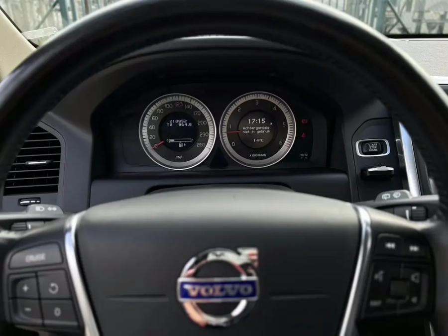 Black Volvo XC60 2012 in Riga, with an engine capacity of 2.00 L and mileage of 210 thousand km for 10800 €, photo 18 on AUTOMOTO.COM.LV