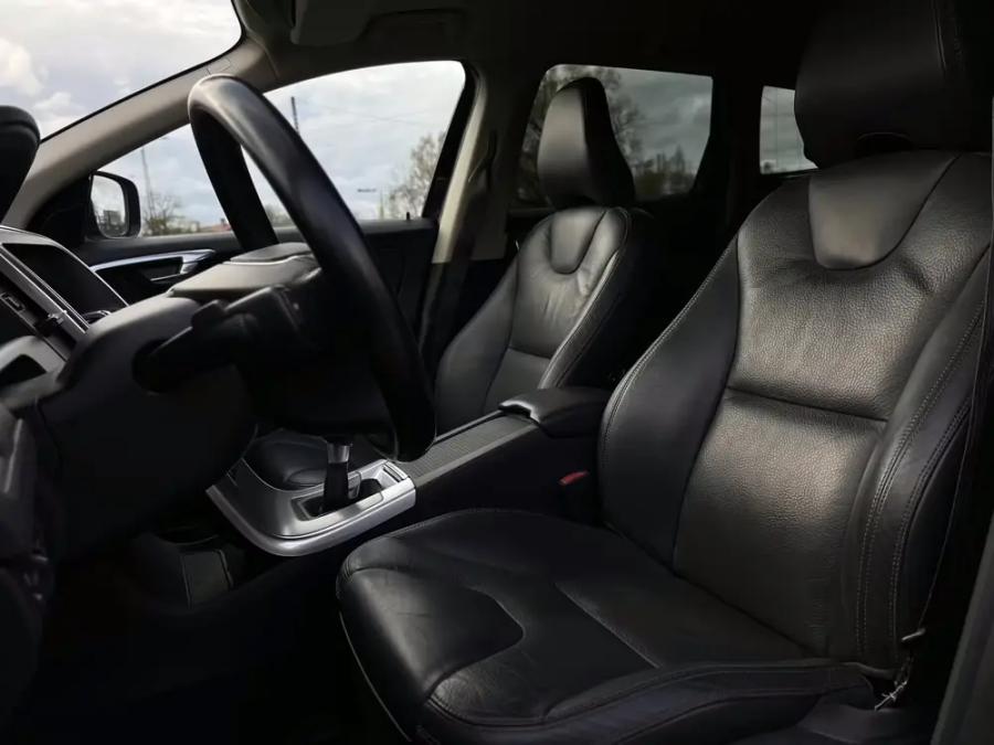 Black Volvo XC60 2012 in Riga, with an engine capacity of 2.00 L and mileage of 210 thousand km for 10800 €, photo 19 on AUTOMOTO.COM.LV