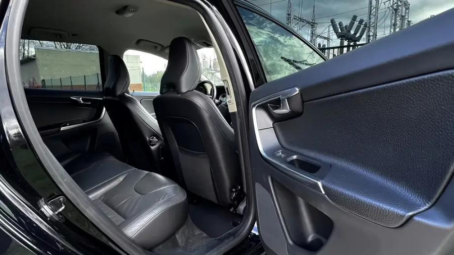 Black Volvo XC60 2012 in Riga, with an engine capacity of 2.00 L and mileage of 210 thousand km for 10800 €, photo 21 on AUTOMOTO.COM.LV