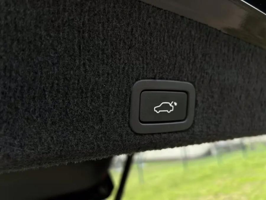Black Volvo XC60 2012 in Riga, with an engine capacity of 2.00 L and mileage of 210 thousand km for 10800 €, photo 23 on AUTOMOTO.COM.LV