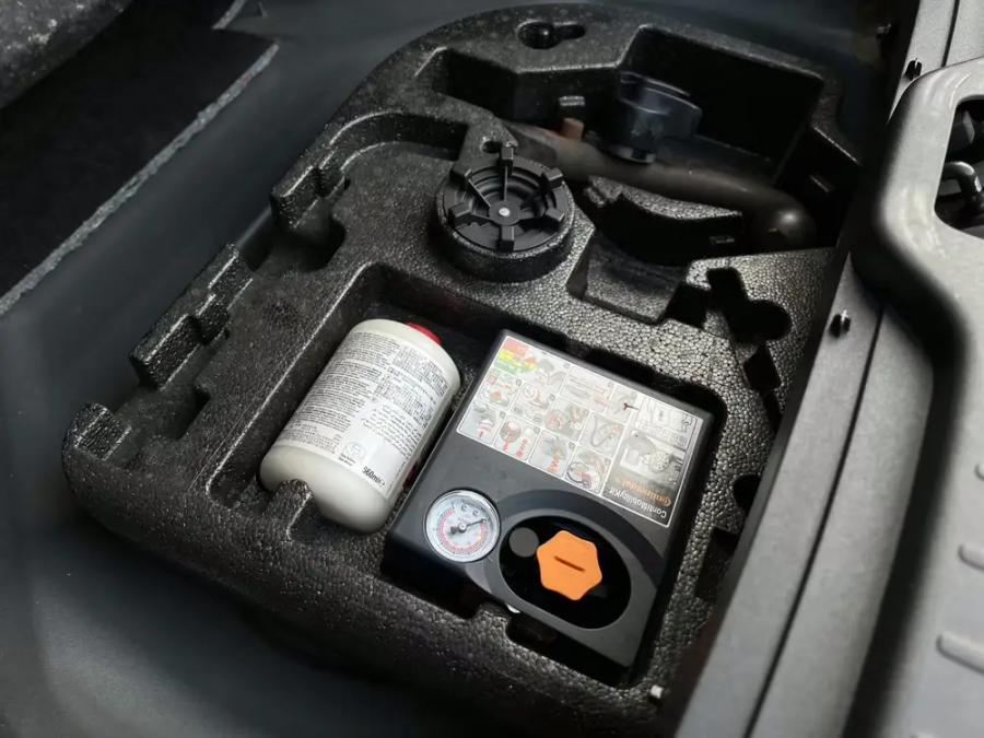 Black Volvo XC60 2012 in Riga, with an engine capacity of 2.00 L and mileage of 210 thousand km for 10800 €, photo 25 on AUTOMOTO.COM.LV